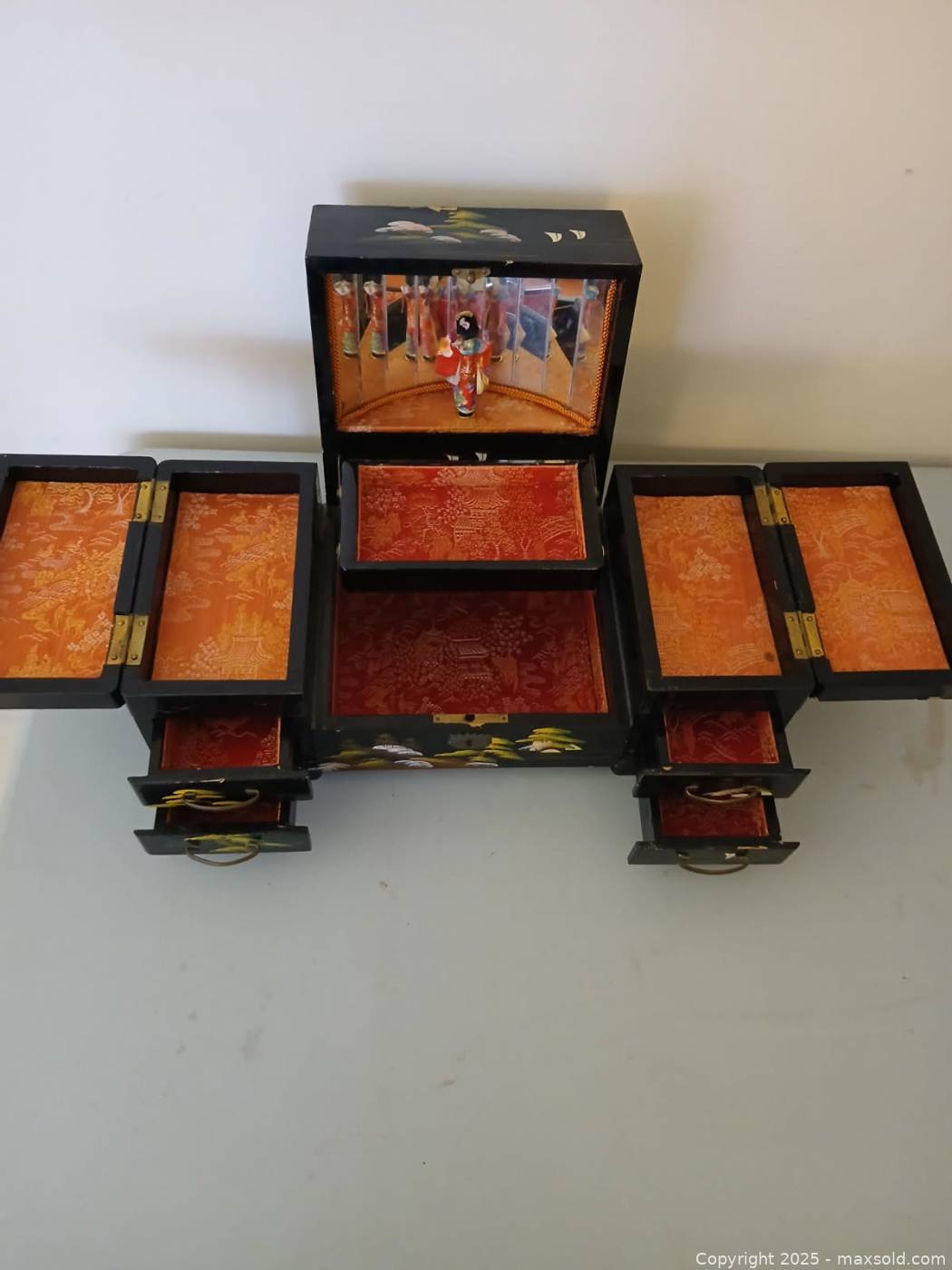 Vintage Japanese black lacquer jewelry music box | Maxsold