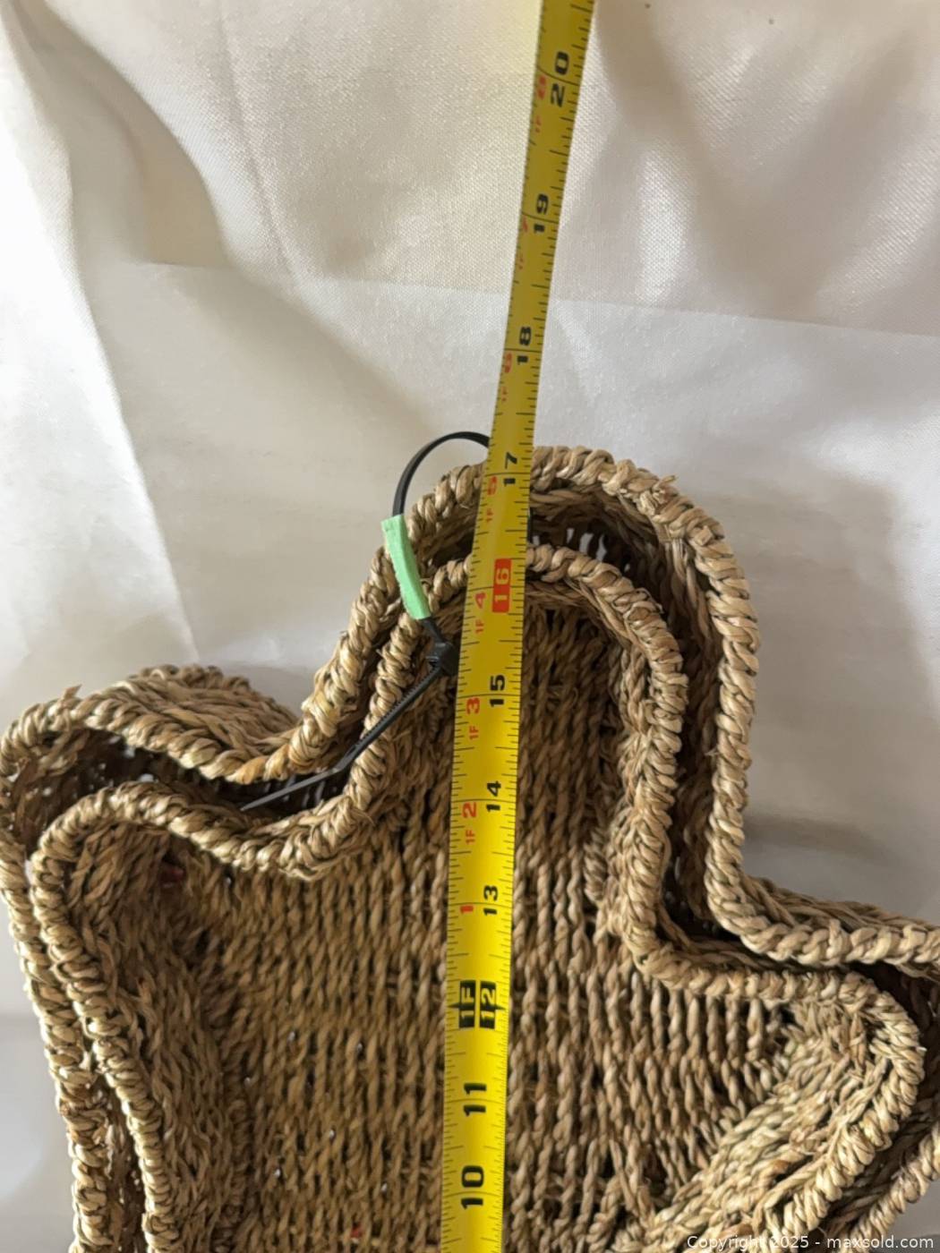 Ghost wicker baskets, gecko wall decor, skeleton hand glasses set ...