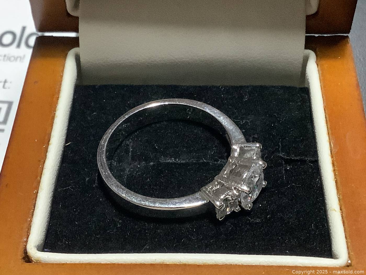 Estate three-stone silver-tone ring | Maxsold