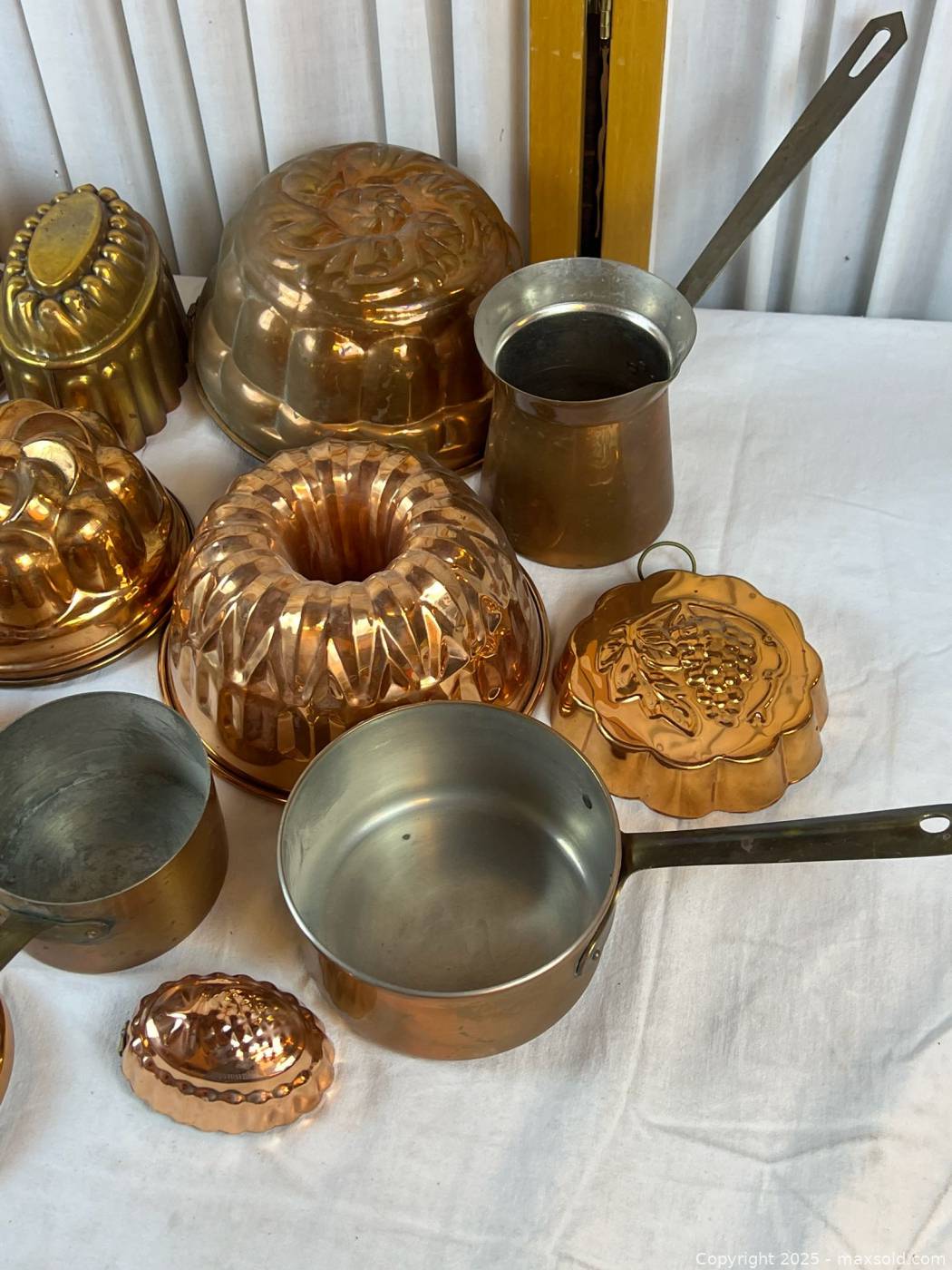 Vintage copper cookware and jelly molds | Maxsold