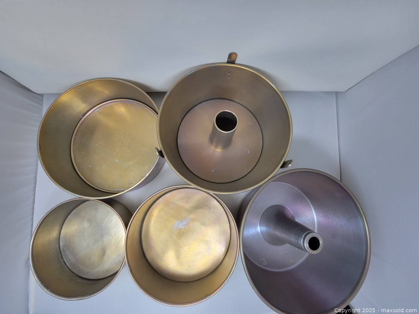 5 Aluminum Cake Pans | Maxsold
