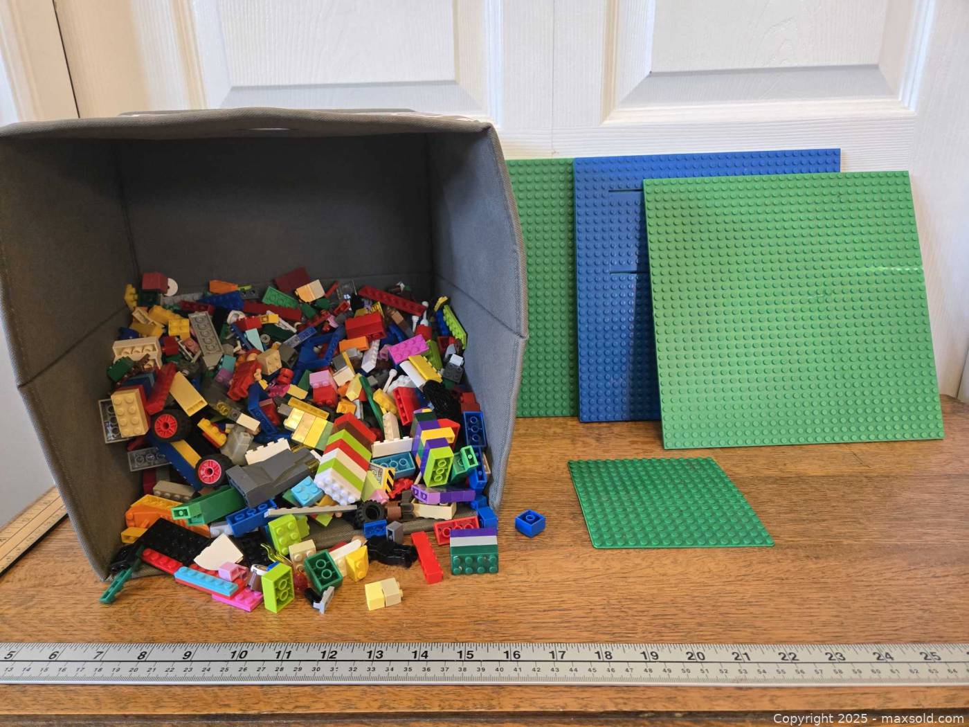 Assorted LEGO bricks and base plates | Maxsold