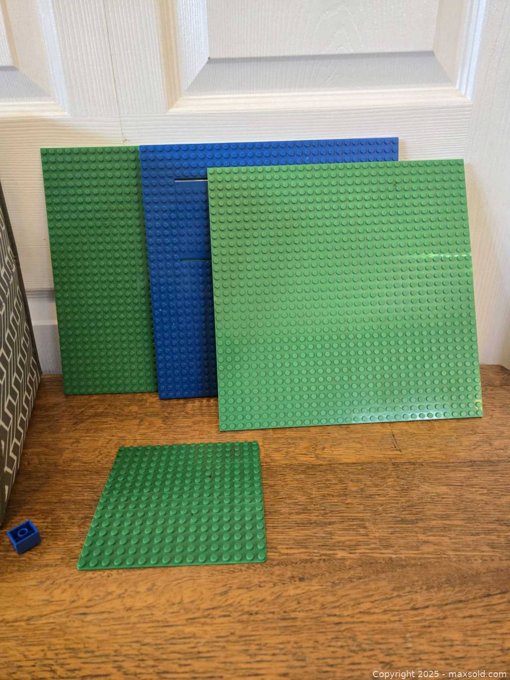 Assorted LEGO bricks and base plates | Maxsold