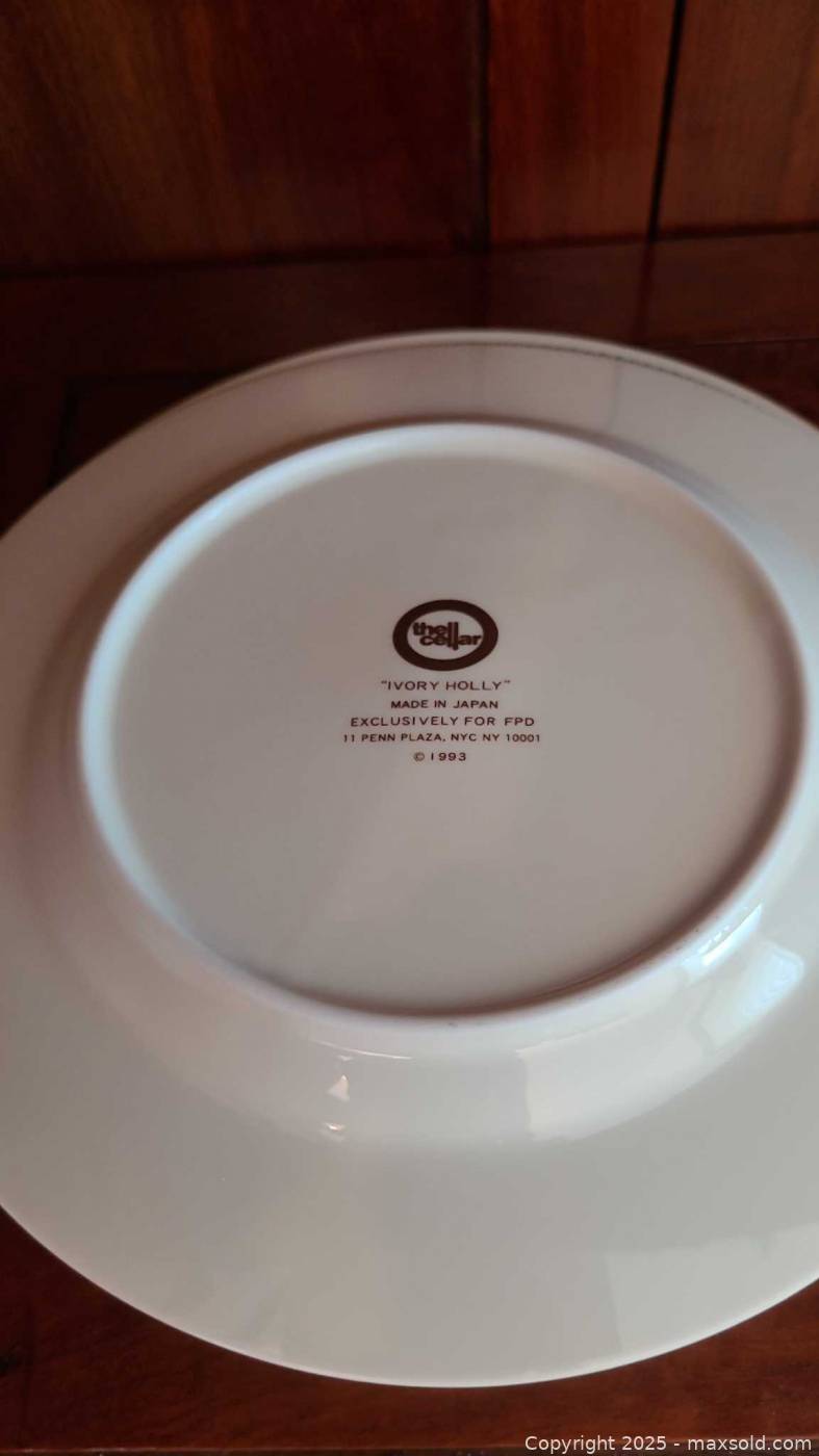 The Cellar Ivory Holly Dinner Plates Set of 5 | Maxsold