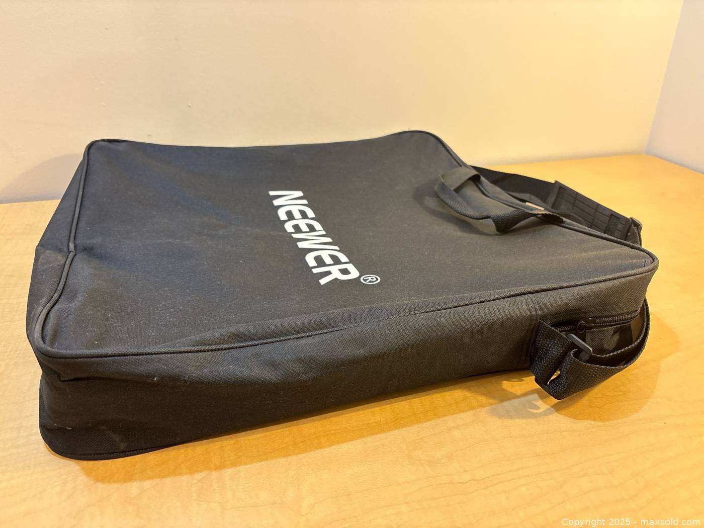 Neewer 20x20 black nylon carrying case | Maxsold