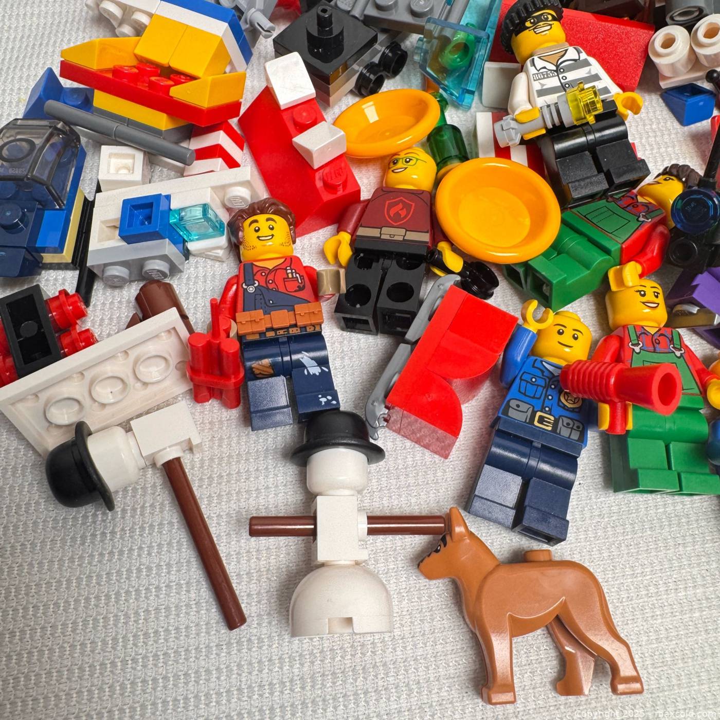 LEGO minifigures and mixed pieces lot | Maxsold