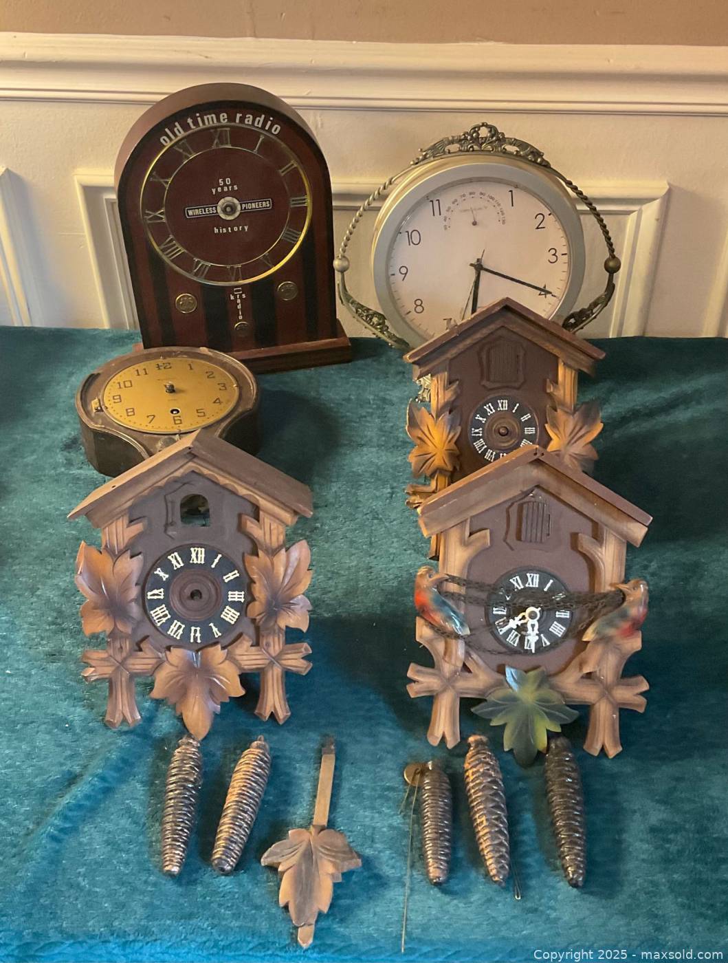 Six vintage assorted clocks | Maxsold