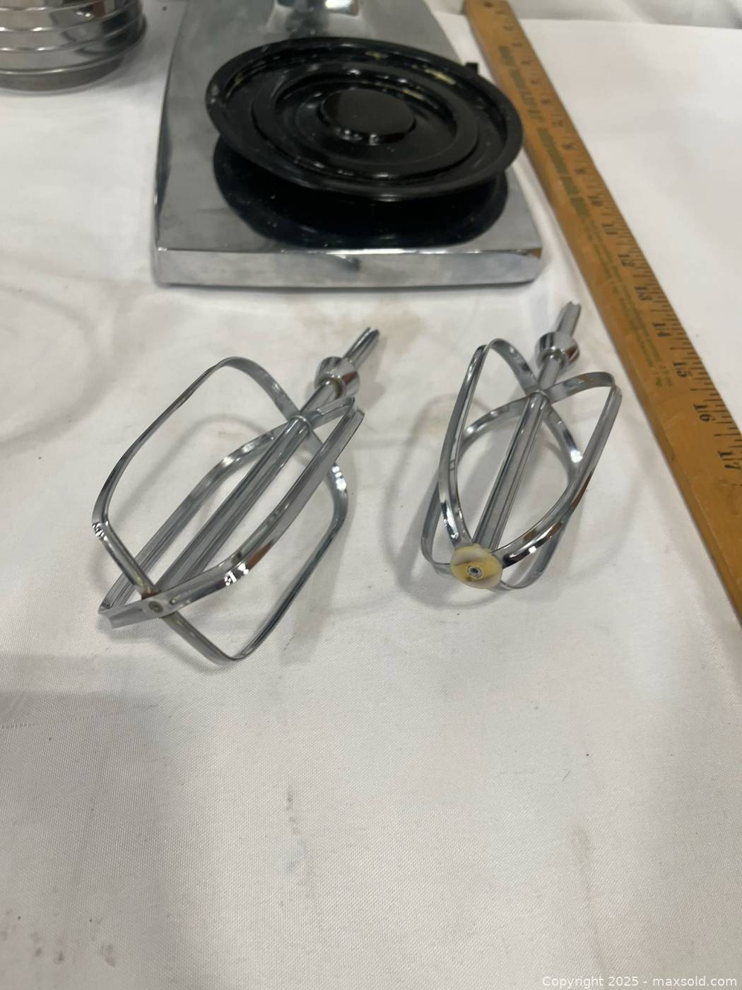 Vintage electric stand mixer with bowls, beaters, sifter | Maxsold