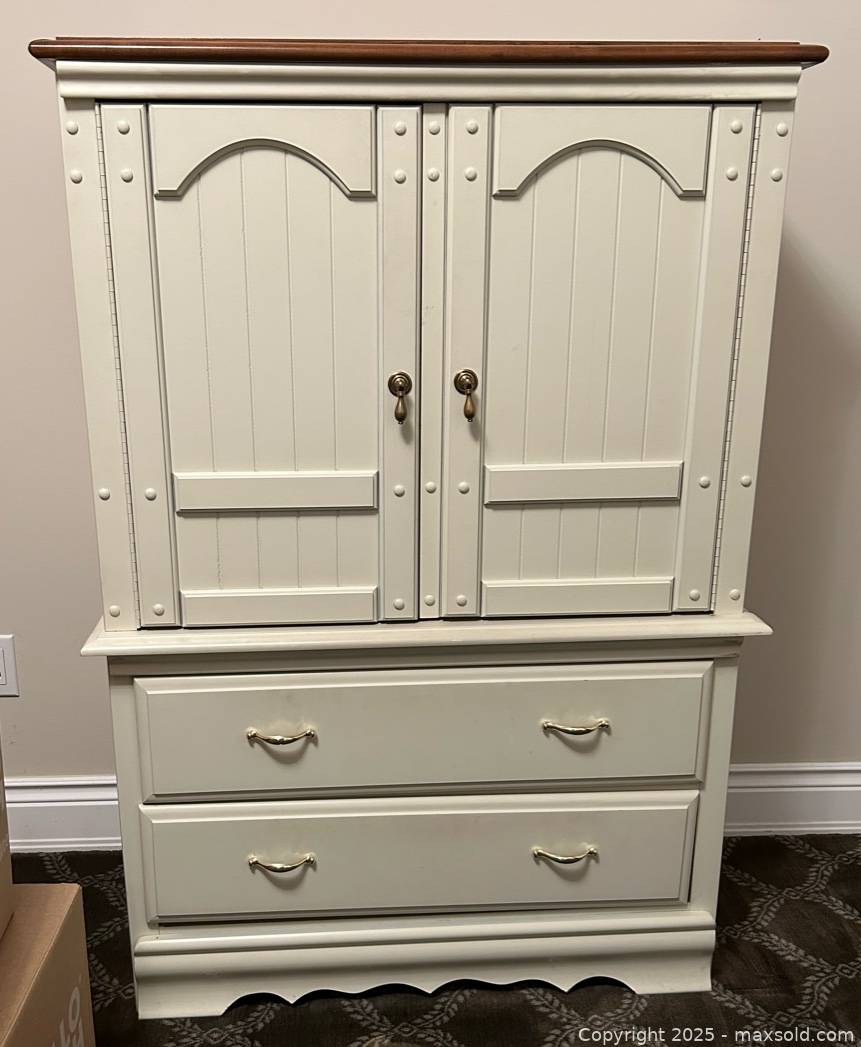 Cream Wooden Hutch Cabinet | Maxsold