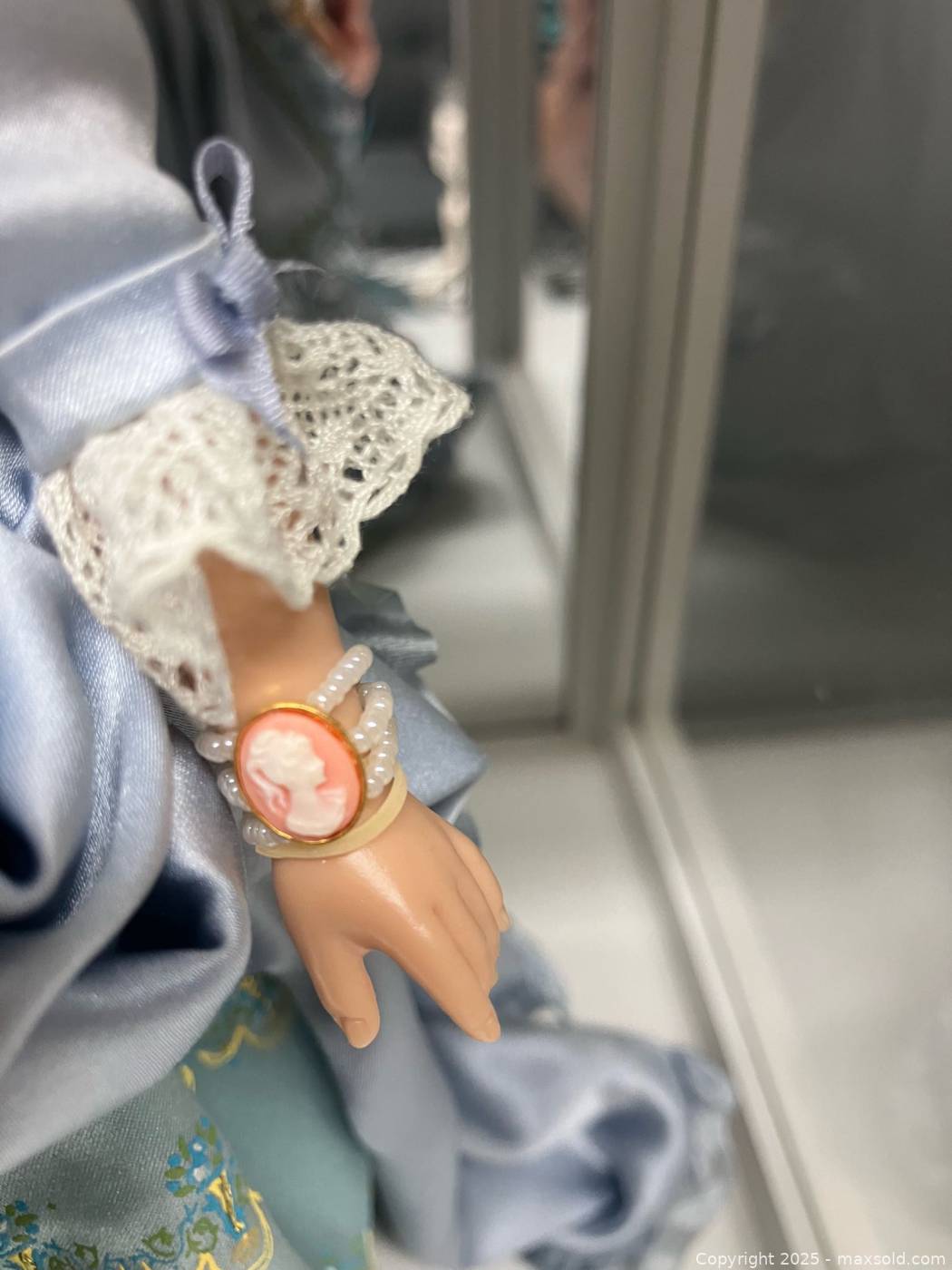 Girls Of Many Lands dolls with display cases | Maxsold