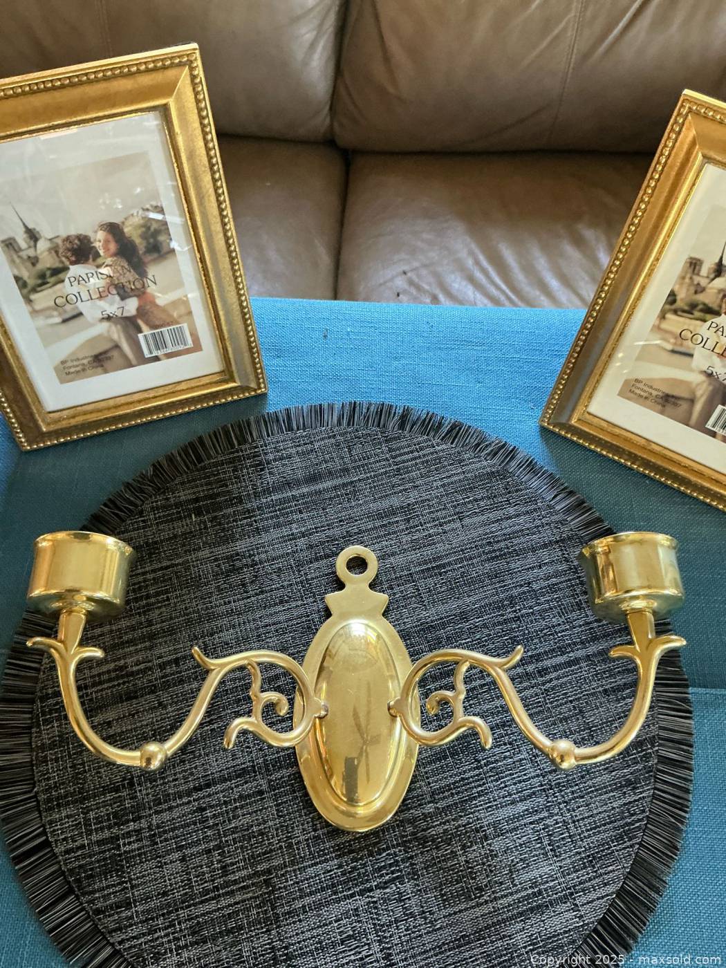 Decor plate, 4 mugs, 3 frames, brass wall sconce, trinket box | Maxsold