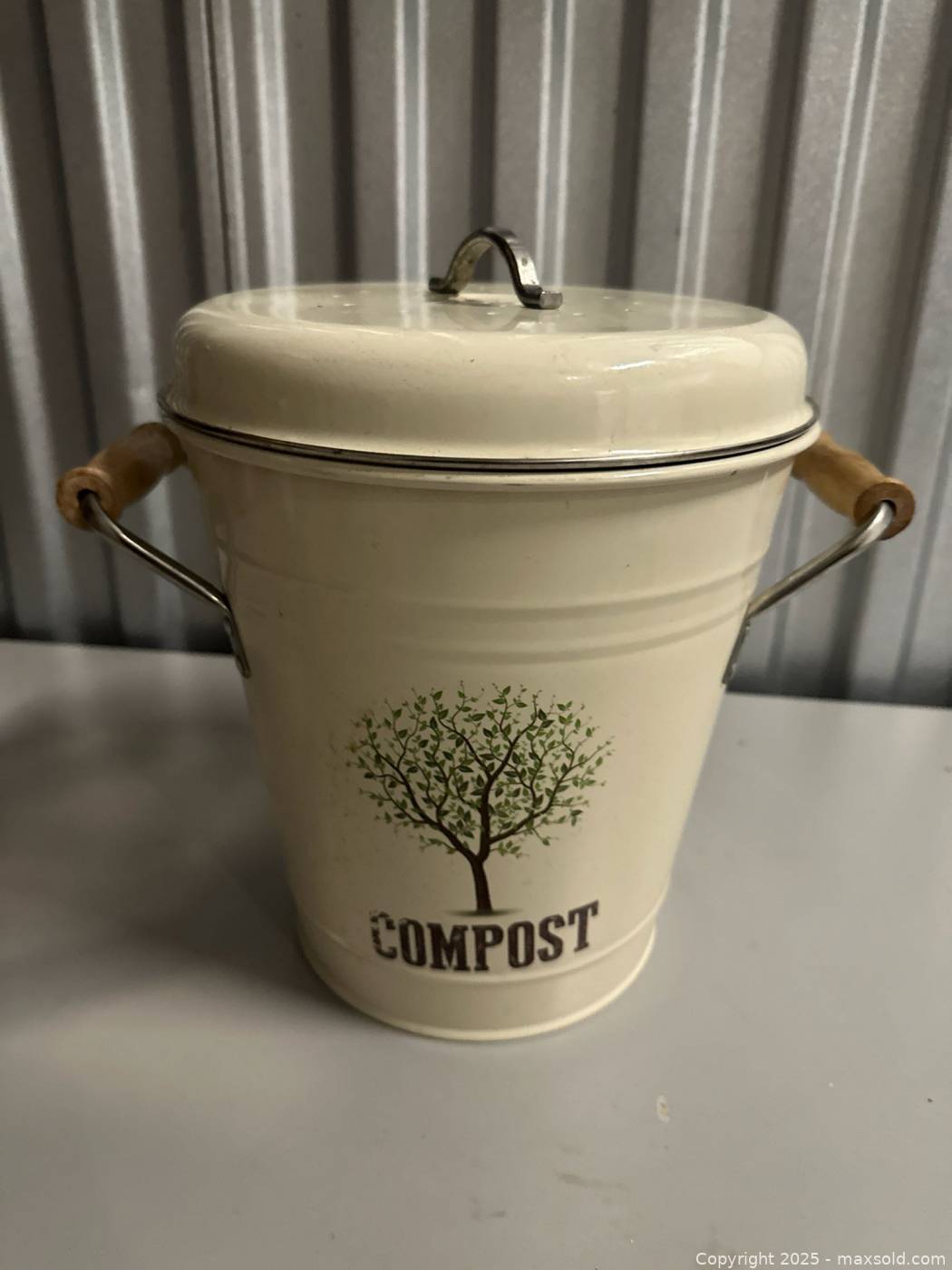 Cream metal compost bin with lid | Maxsold