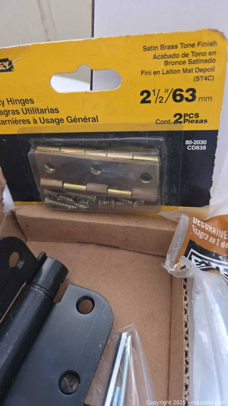 Assorted door and gate hinges | Maxsold