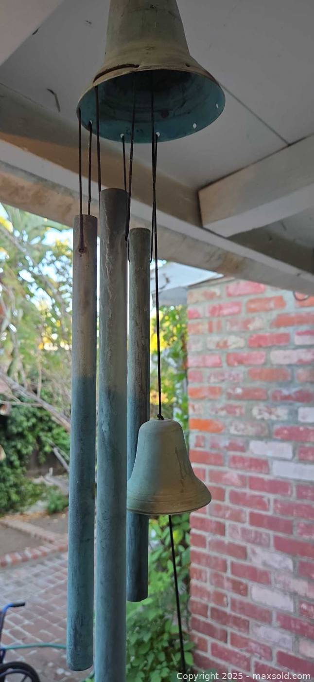 Metal bell and hummingbird wind chimes | Maxsold