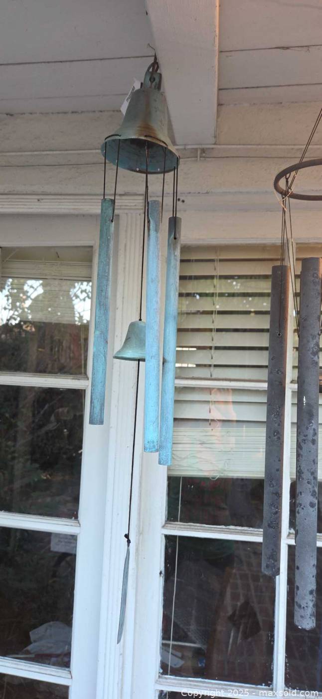 Metal bell and hummingbird wind chimes | Maxsold