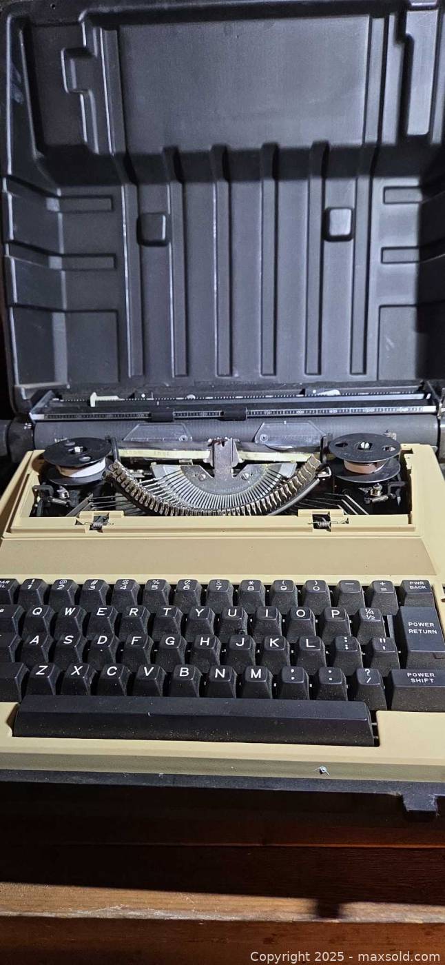 Sears electric portable typewriter model 161.53772 with case | Maxsold