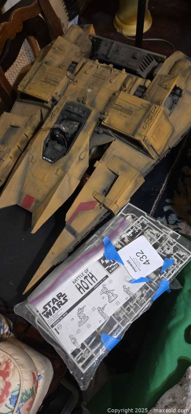 Star Wars Battle of Hoth model kit & large custom spaceship model | Maxsold