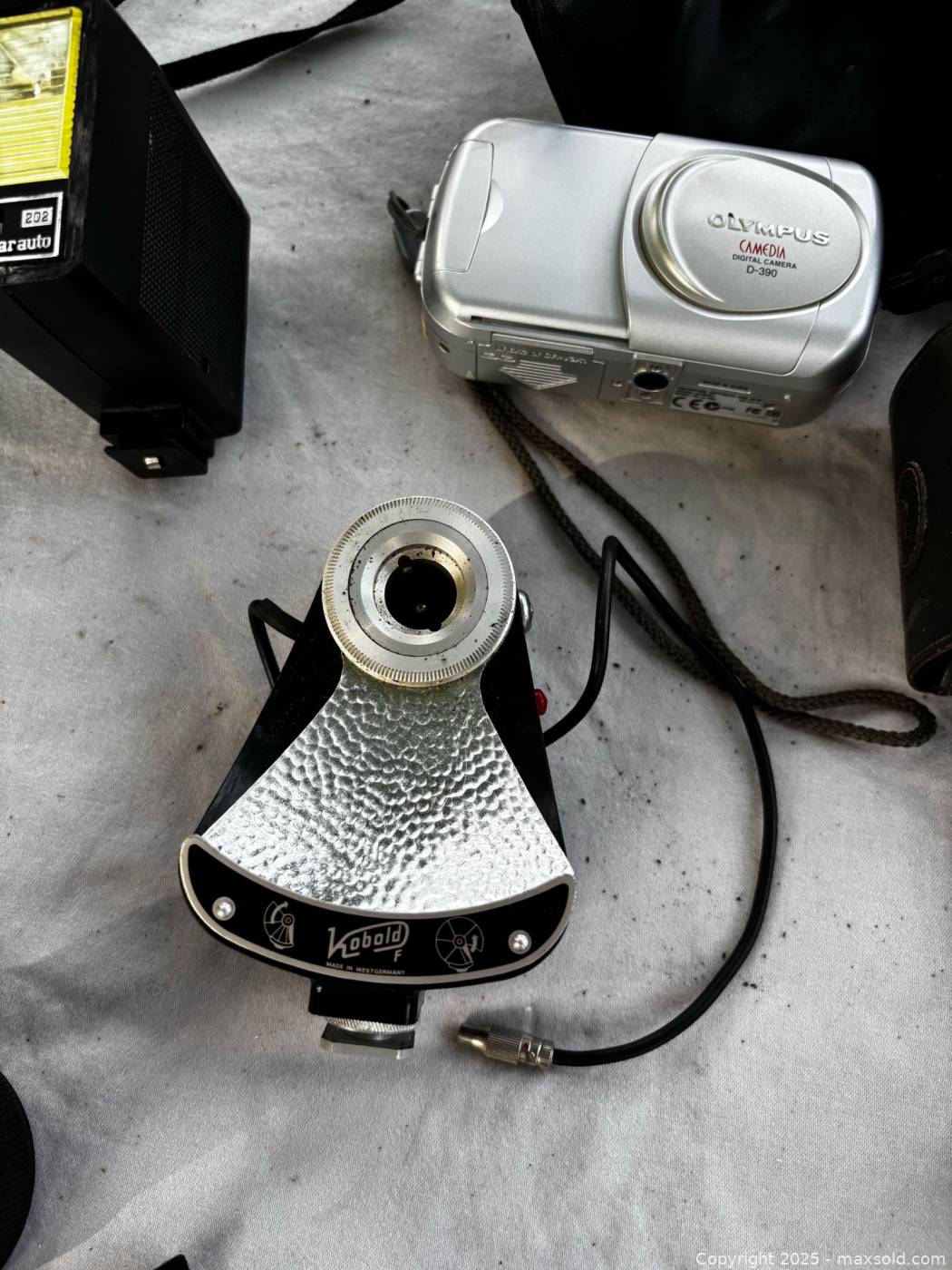 Assorted cameras and flashes | Maxsold