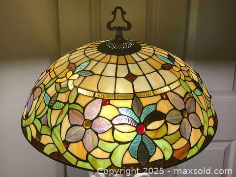 Tiffany-style stained glass floor lamp | Maxsold