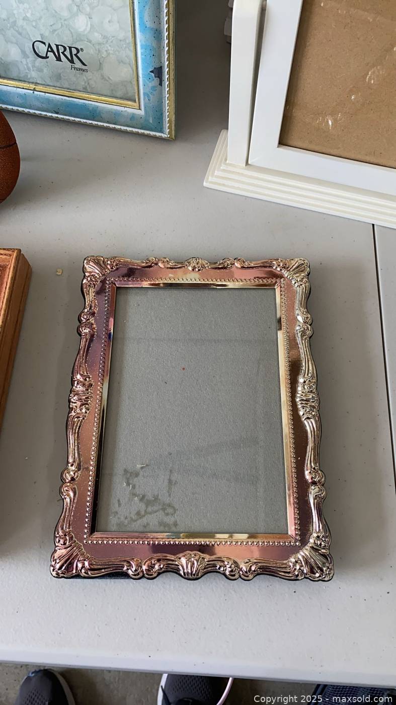 Assorted Picture Frames 14pcs | Maxsold