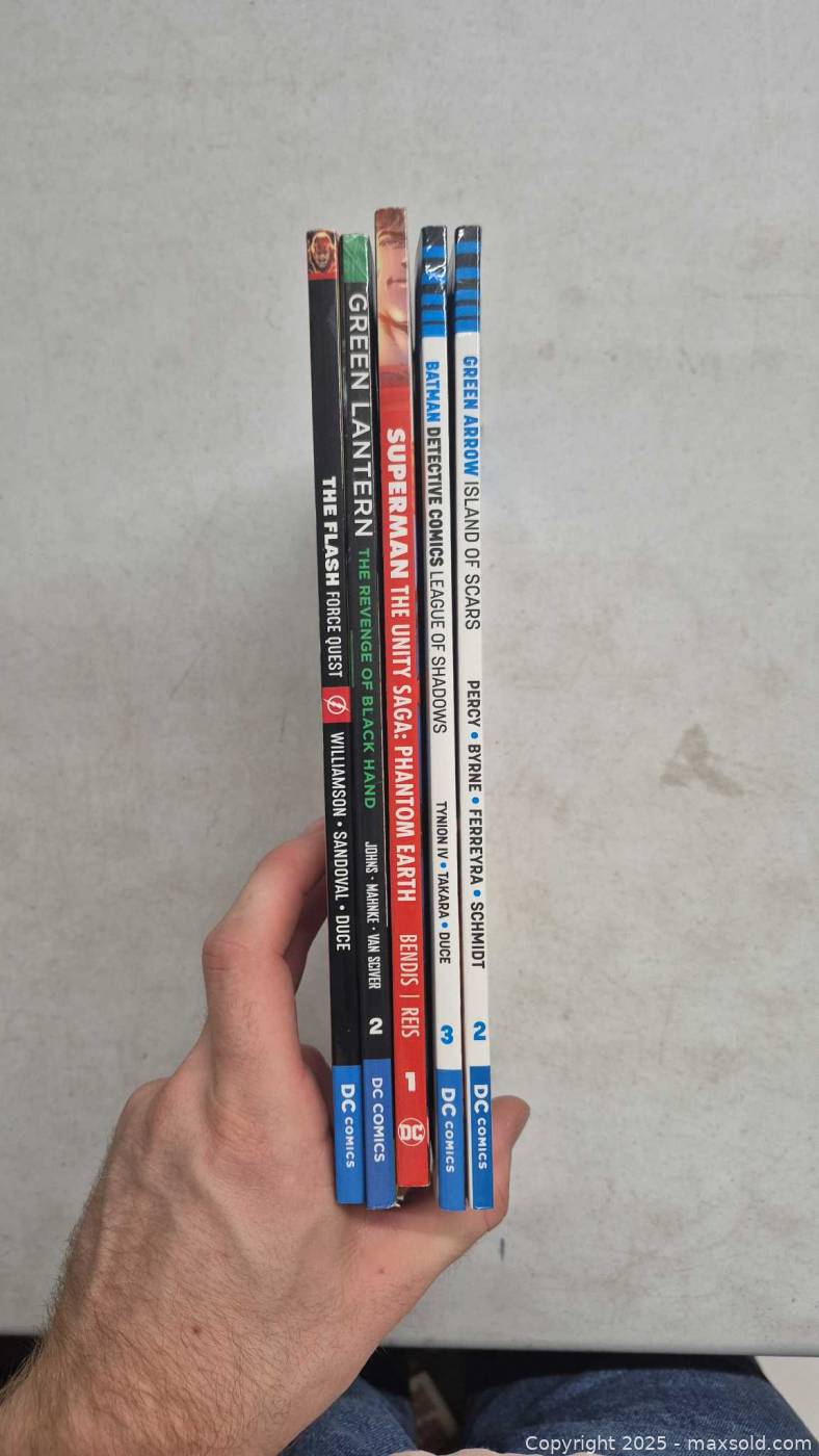 5 DC Comics trade paperback graphic novels | Maxsold