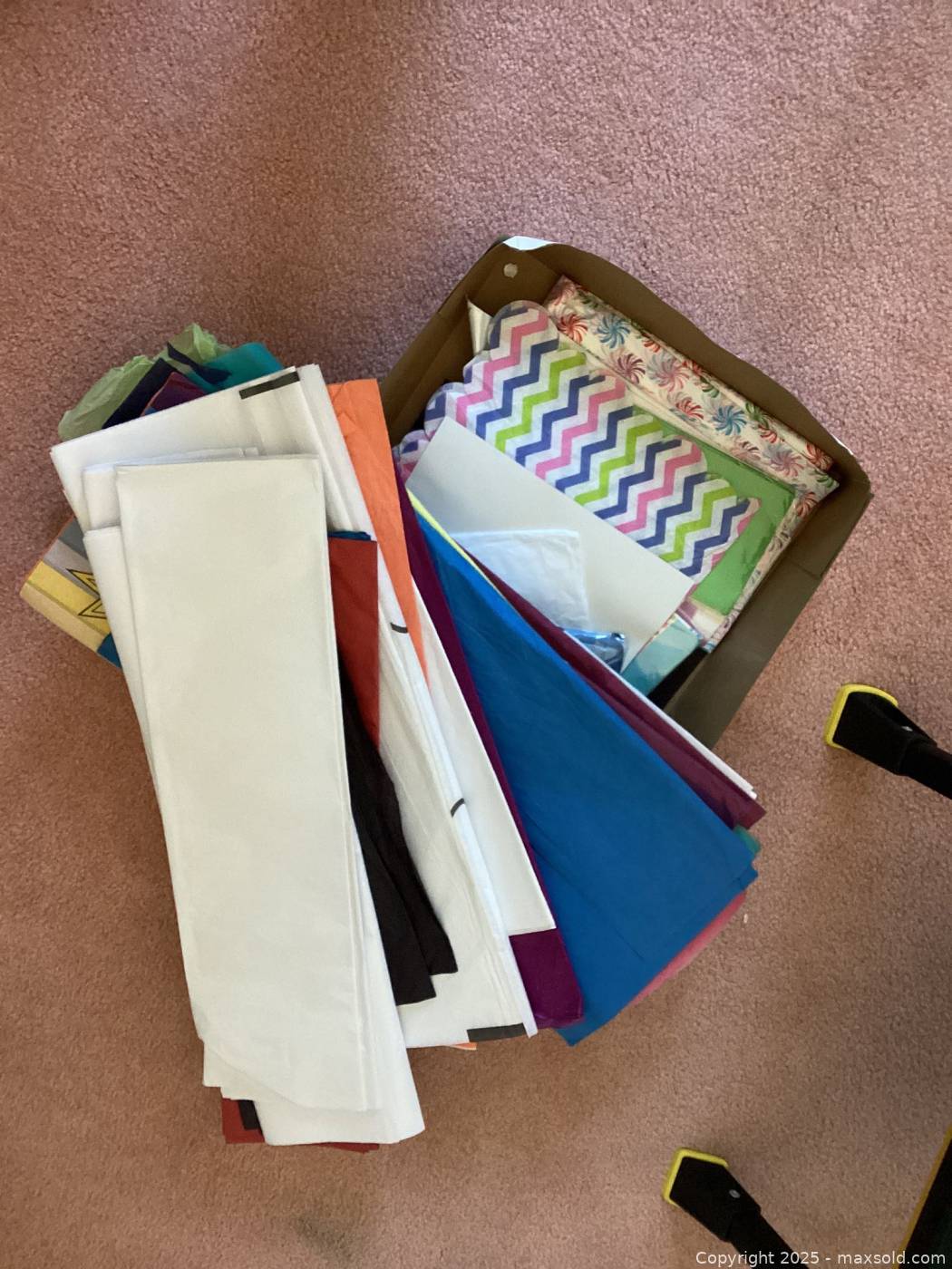 Assorted gift bags boxes tissue paper | Maxsold