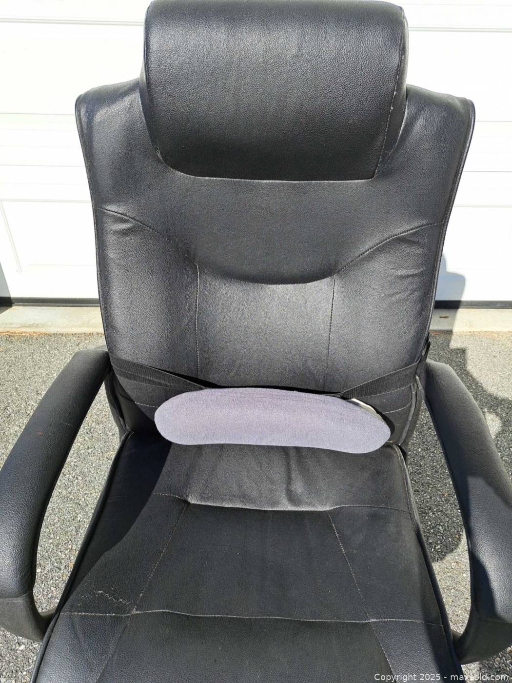 Black vinyl swivel office chair | Maxsold