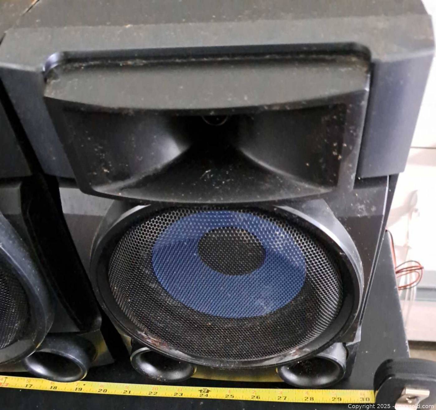 Sony subwoofer and two speakers | Maxsold