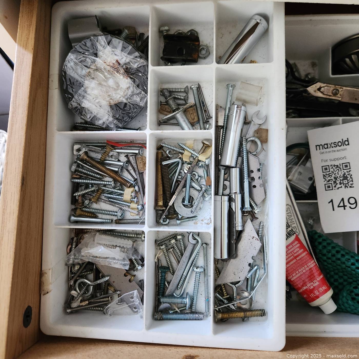 Assorted screws, fasteners, small hardware and tools | Maxsold