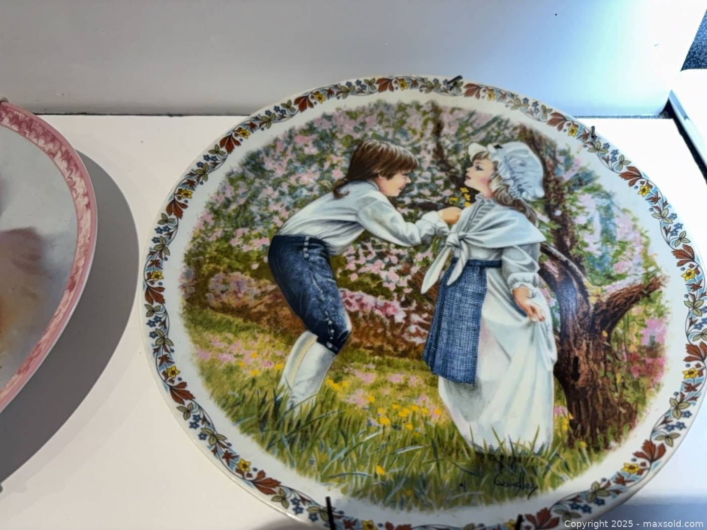 Five vintage decorative collector plates | Maxsold