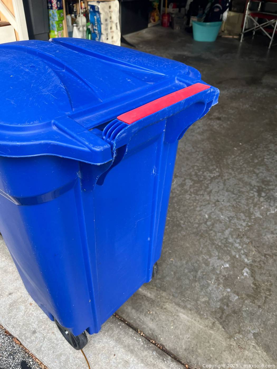 45 Gallon Rubbermaid Recycling Trash Barrel | Maxsold