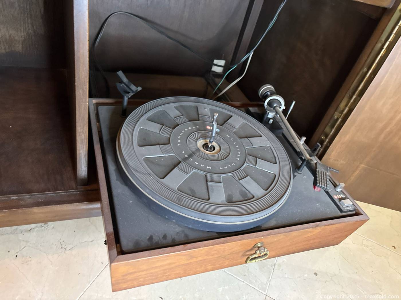 Bogen RP-60 receiver, BIC turntable & wood cabinet | Maxsold