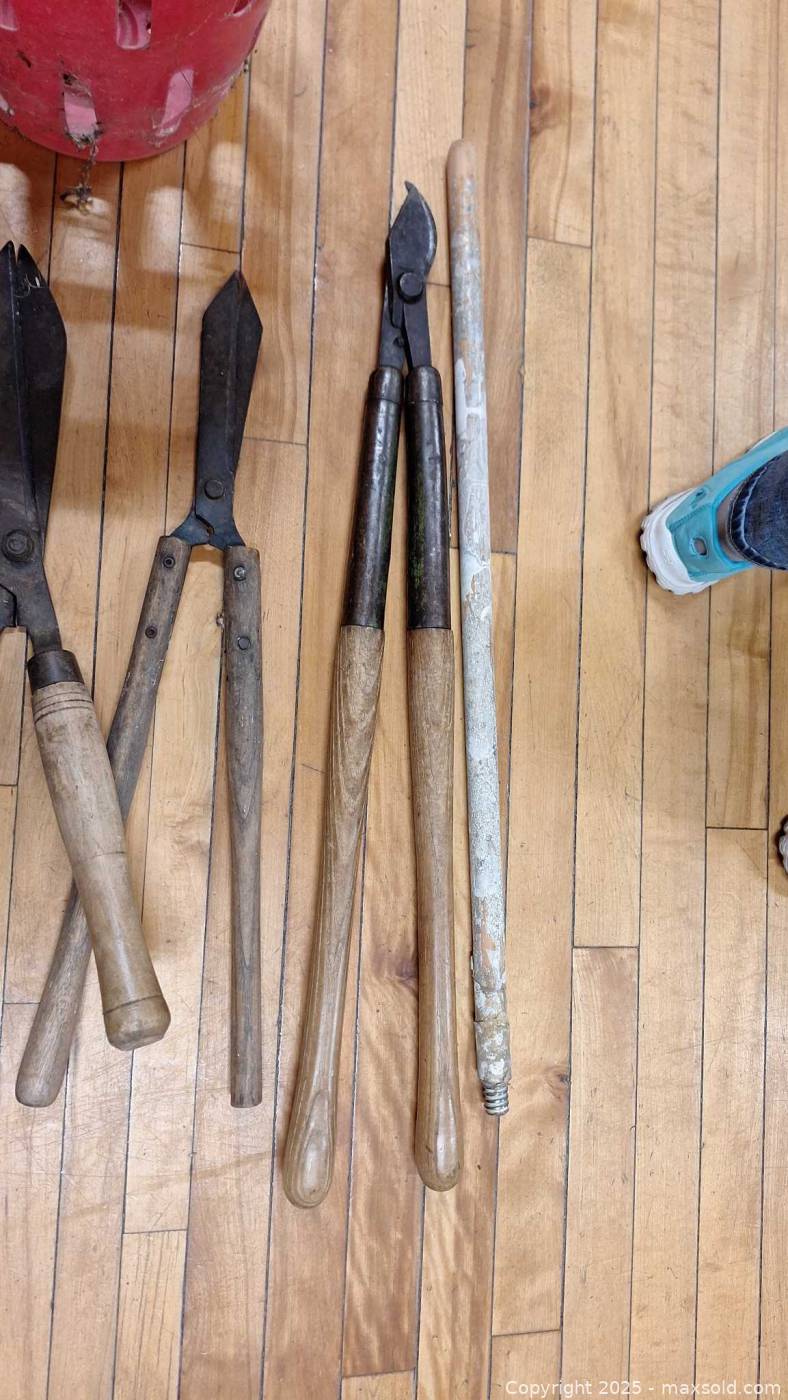 Assorted vintage garden cutting tools | Maxsold