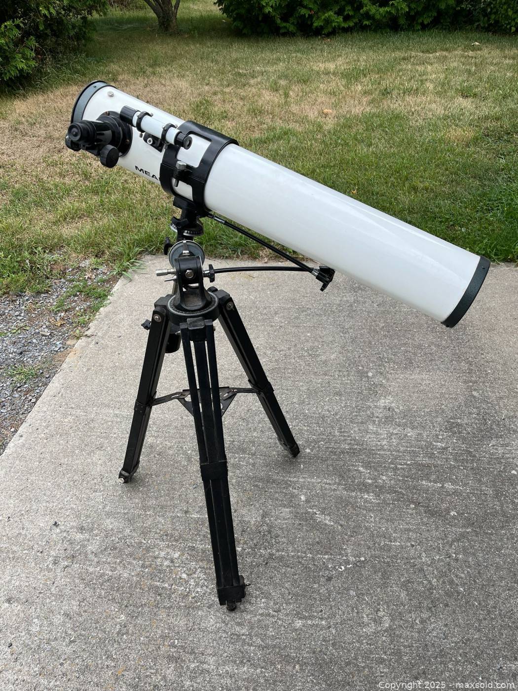 Meade refractor telescope on tripod | Maxsold