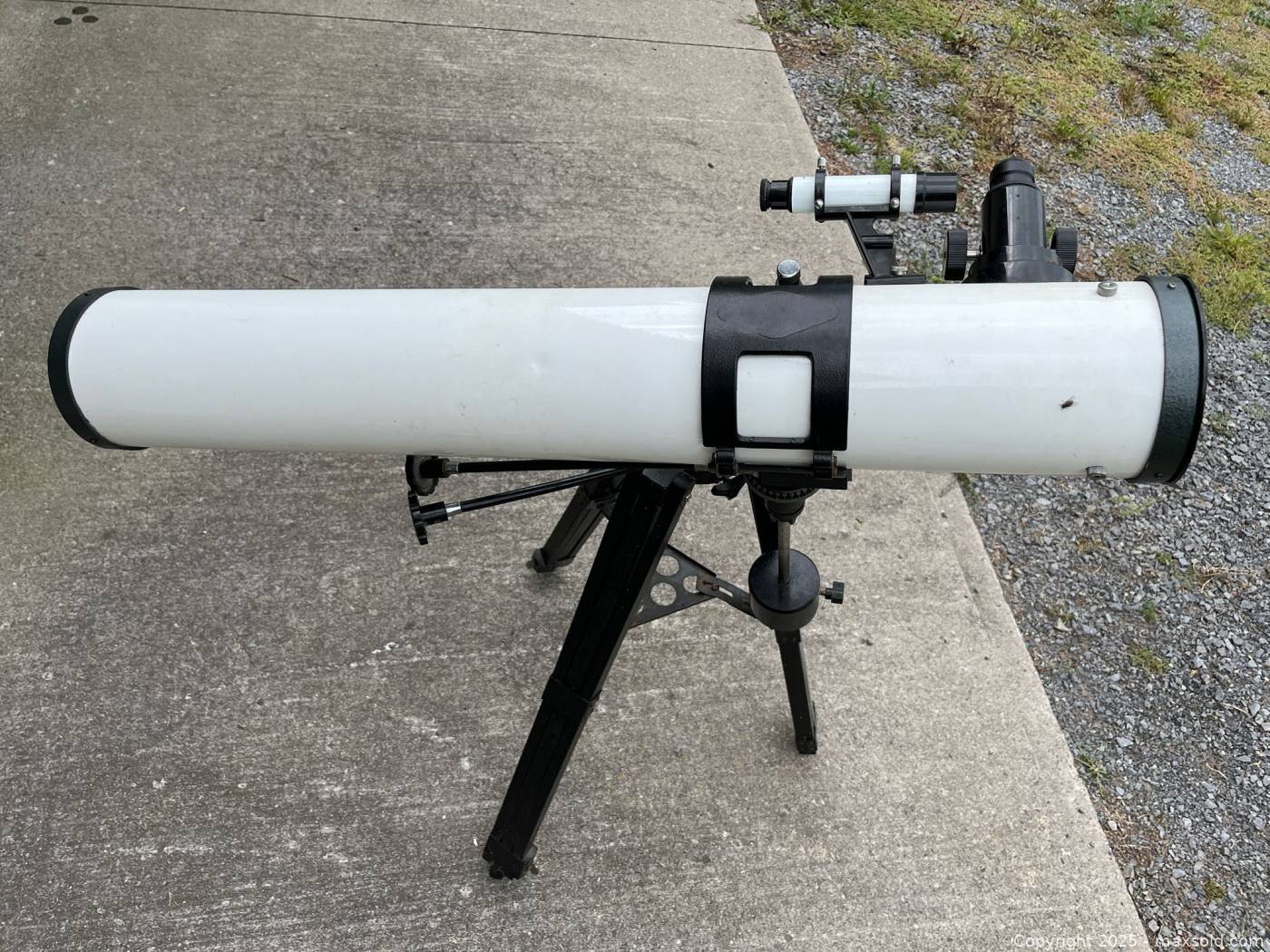 Meade refractor telescope on tripod | Maxsold