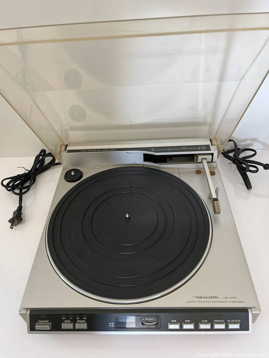 Realistic LAB-2100 linear-tracking turntable | Maxsold