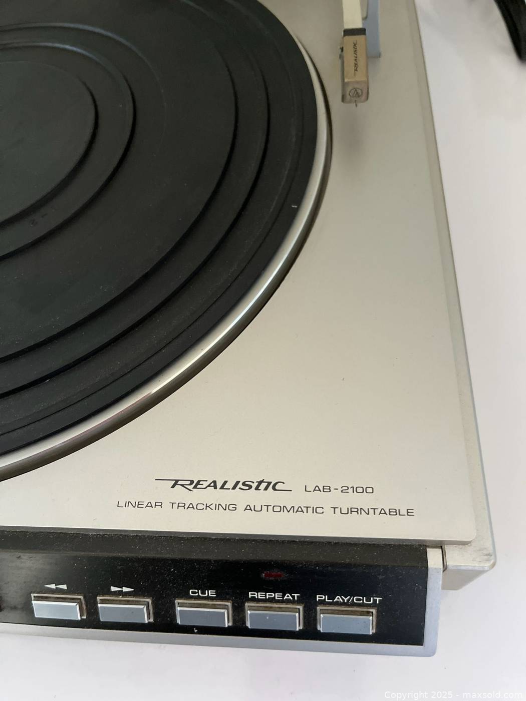 Realistic LAB-2100 linear-tracking turntable | Maxsold