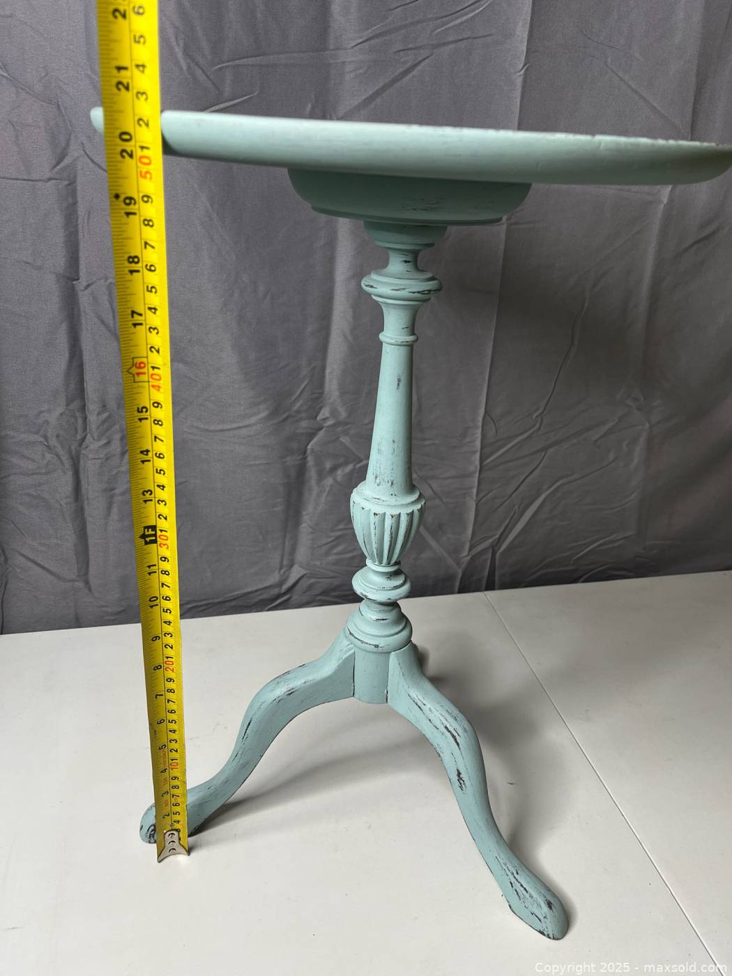 Distressed Aqua Round Pedestal Table | Maxsold