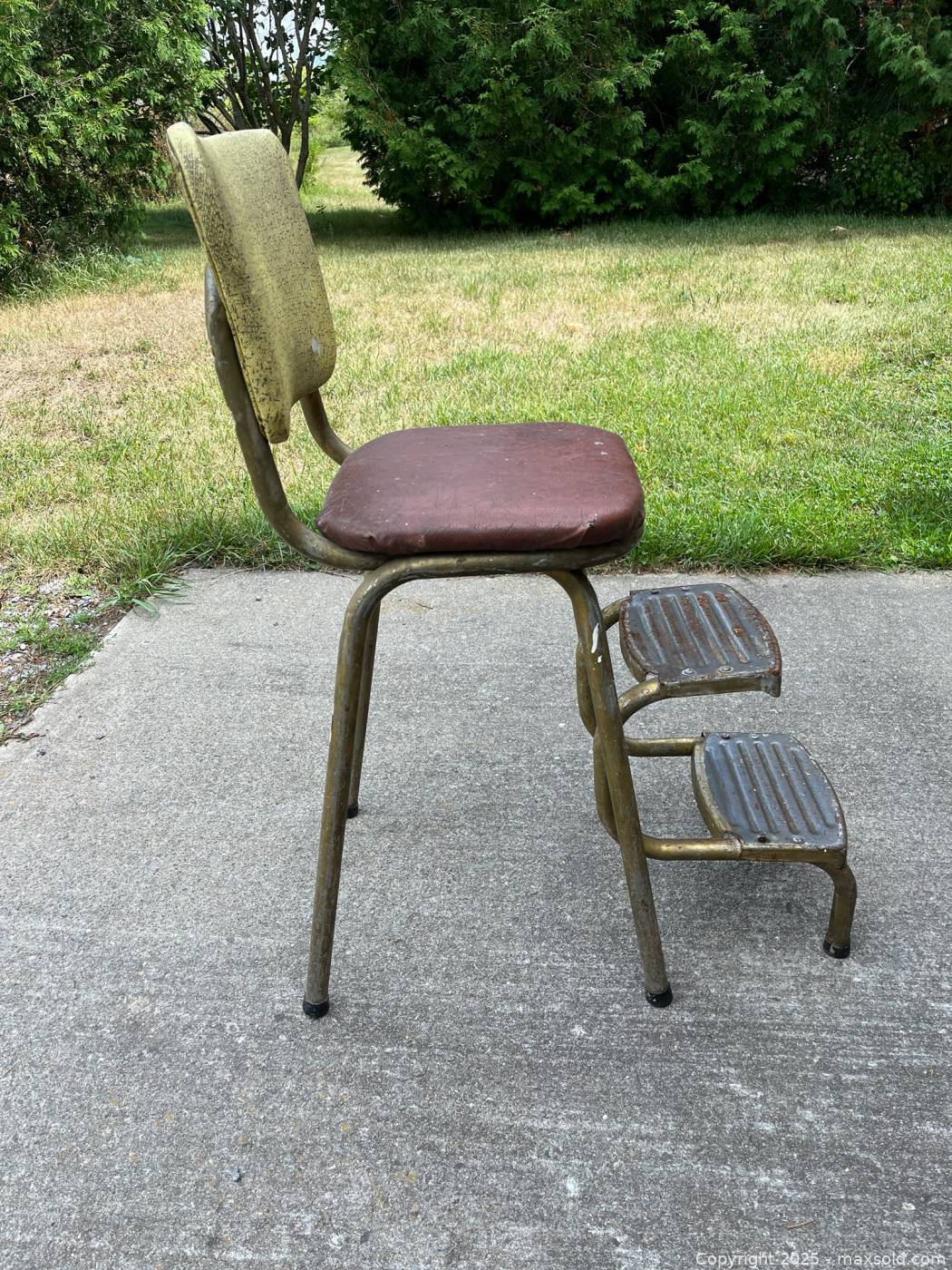 Vintage metal step-stool chair with 2 slide-out steps | Maxsold