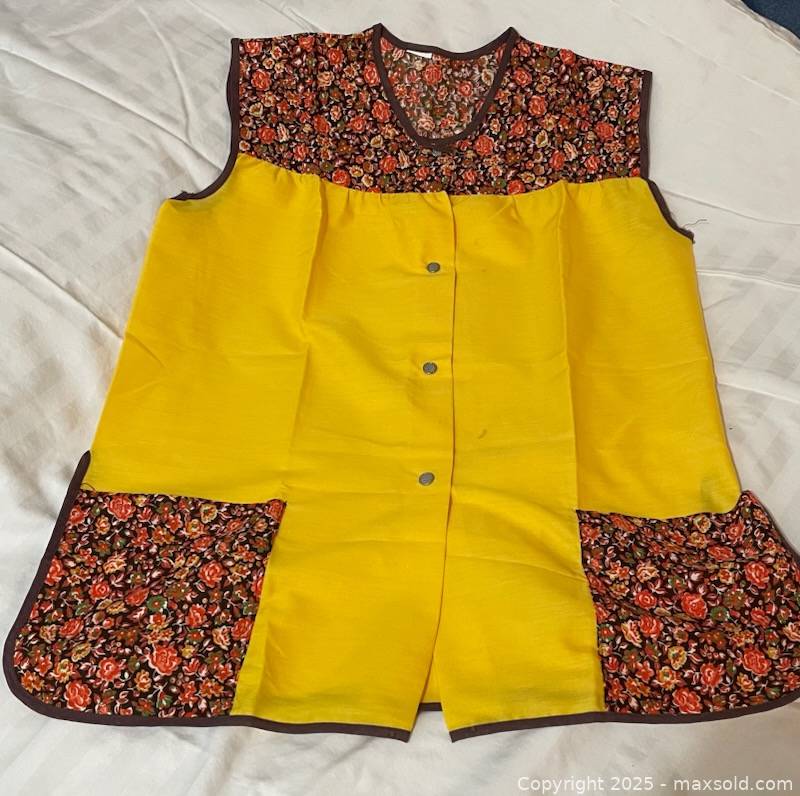 Vintage snap-front apron smock medium | Maxsold