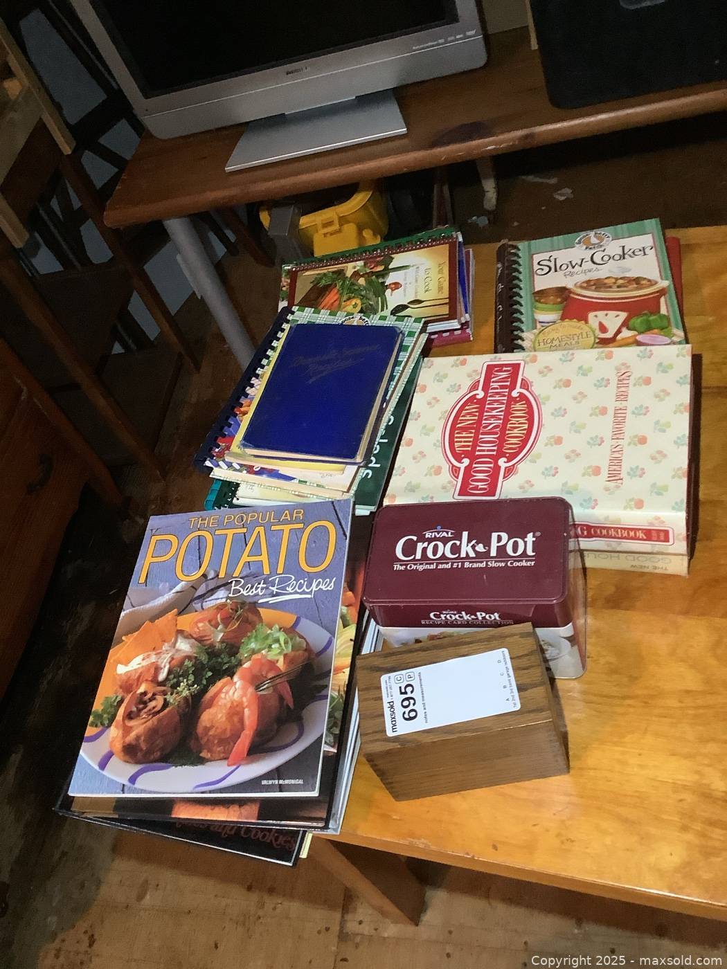 Cookbooks and recipe card boxes | Maxsold
