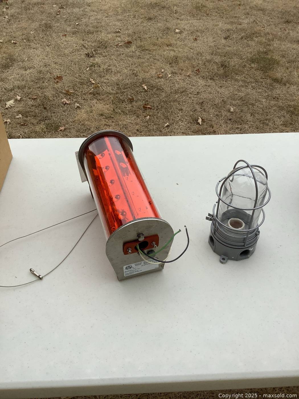 Explosion-proof fixture and 12" red LED light | Maxsold