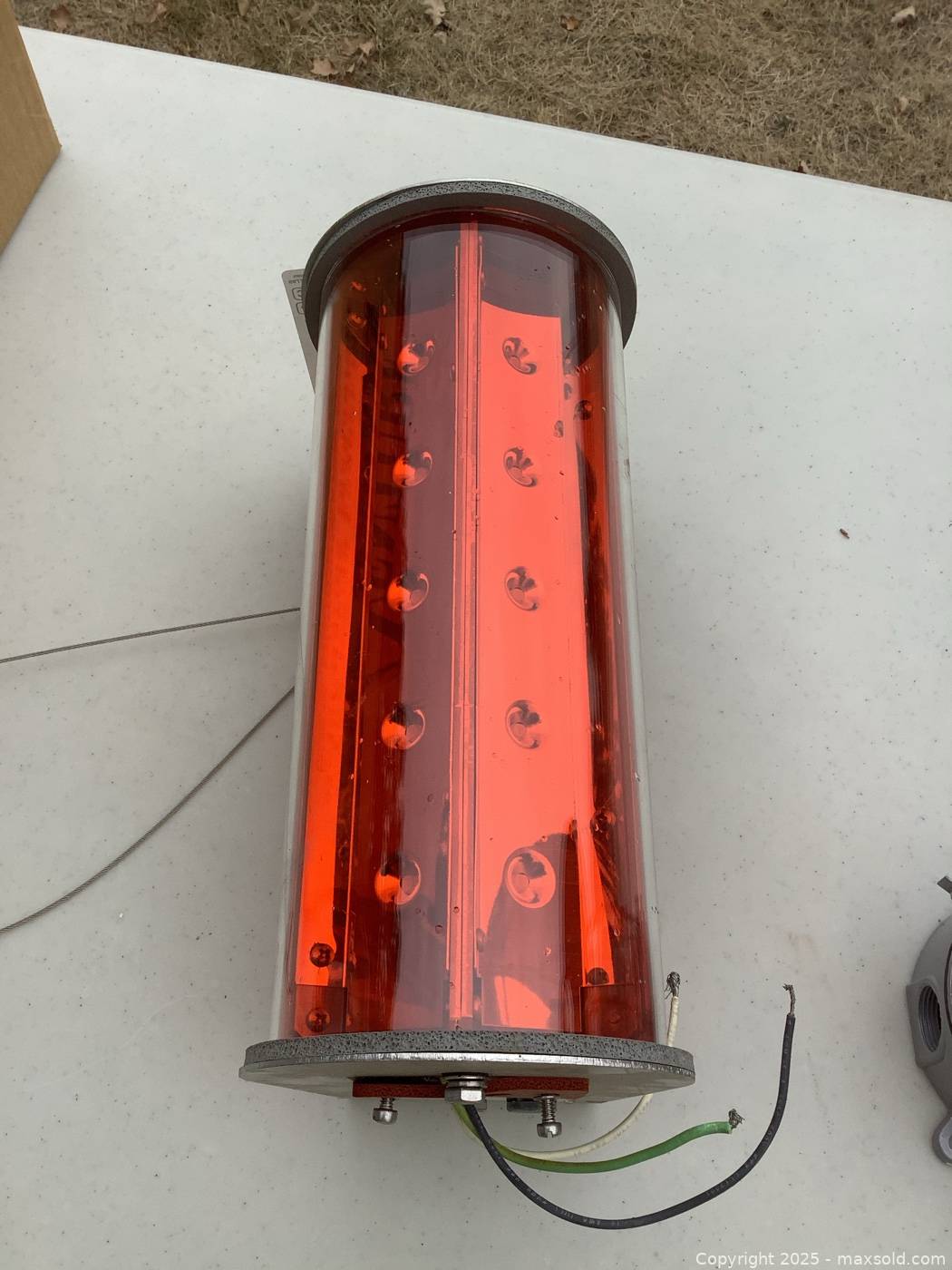 Explosion-proof fixture and 12" red LED light | Maxsold