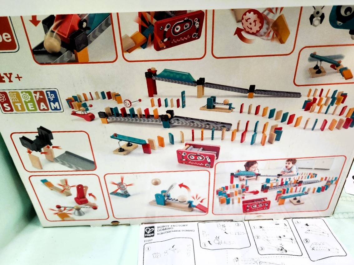 Hape Robot Factory Domino 122-piece set | Maxsold