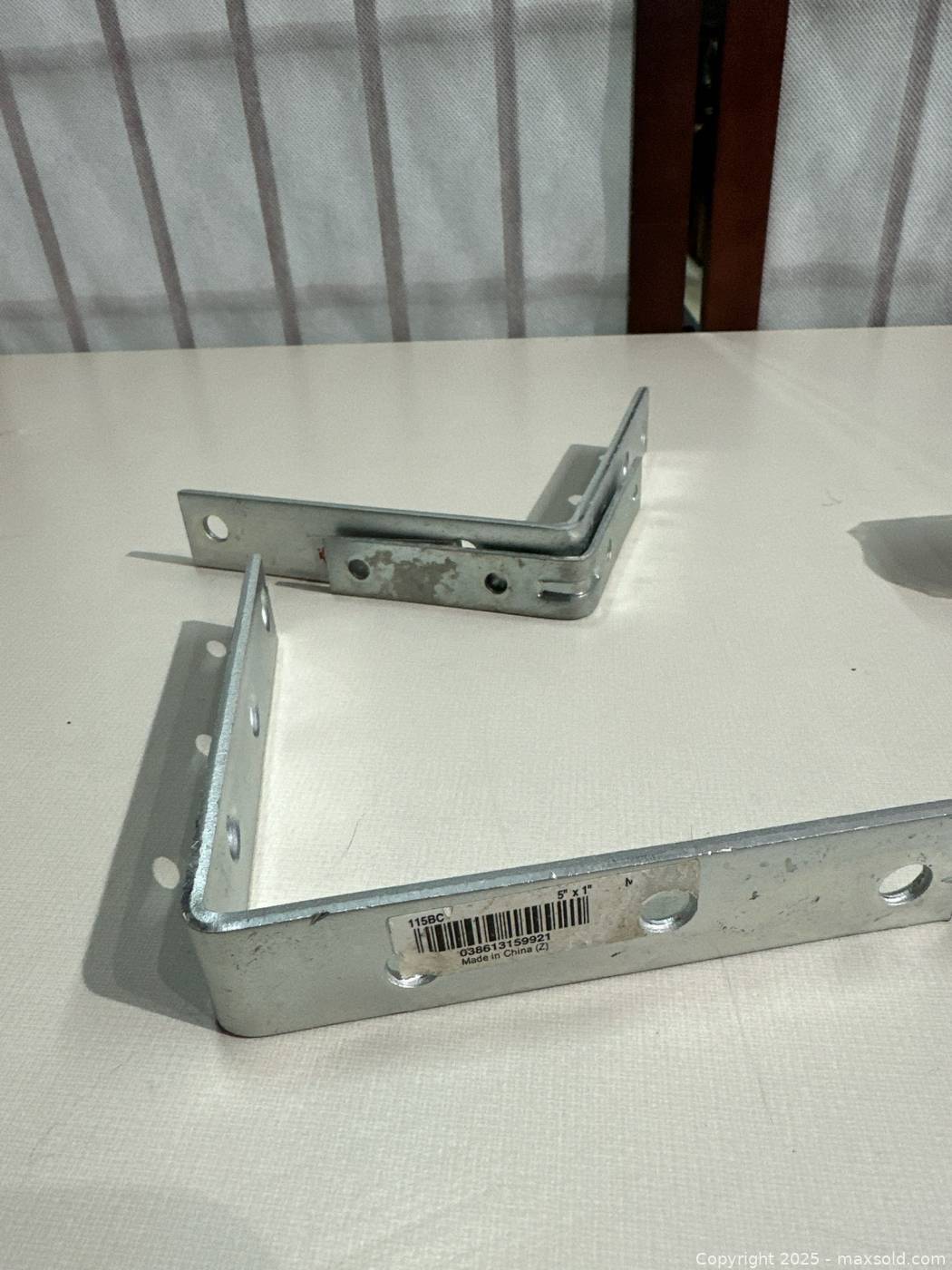 Heavy duty shelf brackets and screws | Maxsold