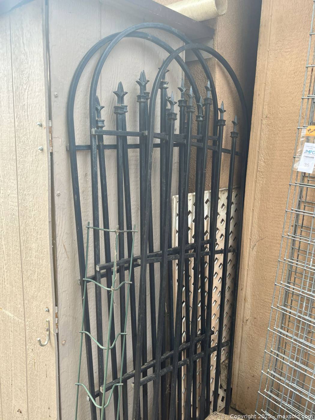 Concrete mesh panels, garden trellises, lattice sections | Maxsold