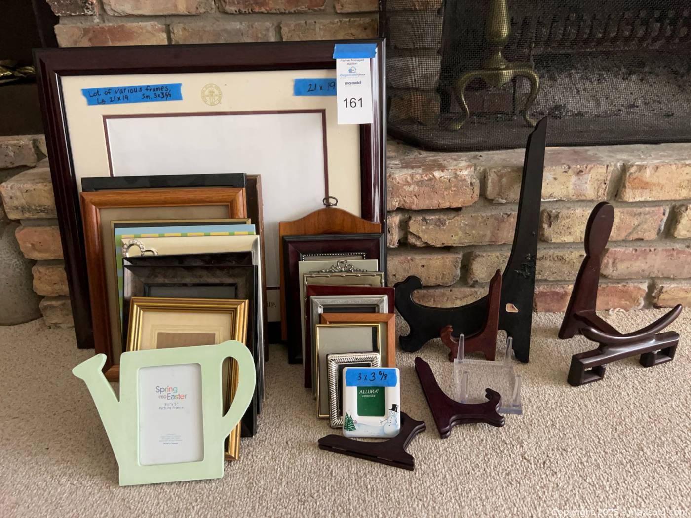 Assorted picture frames and display stands | Maxsold
