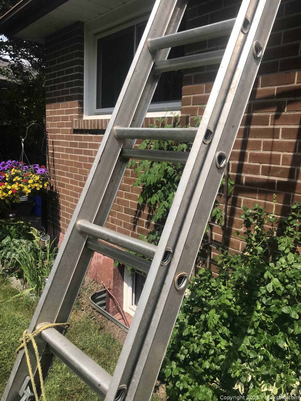 24-ft two-section aluminum extension ladder | Maxsold