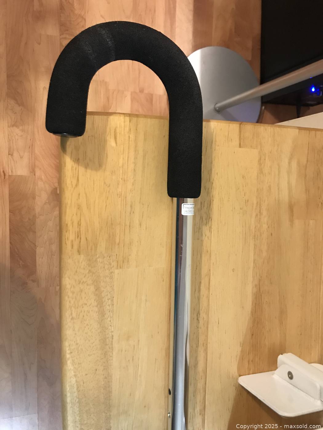 Bathtub safety rail and adjustable cane | Maxsold
