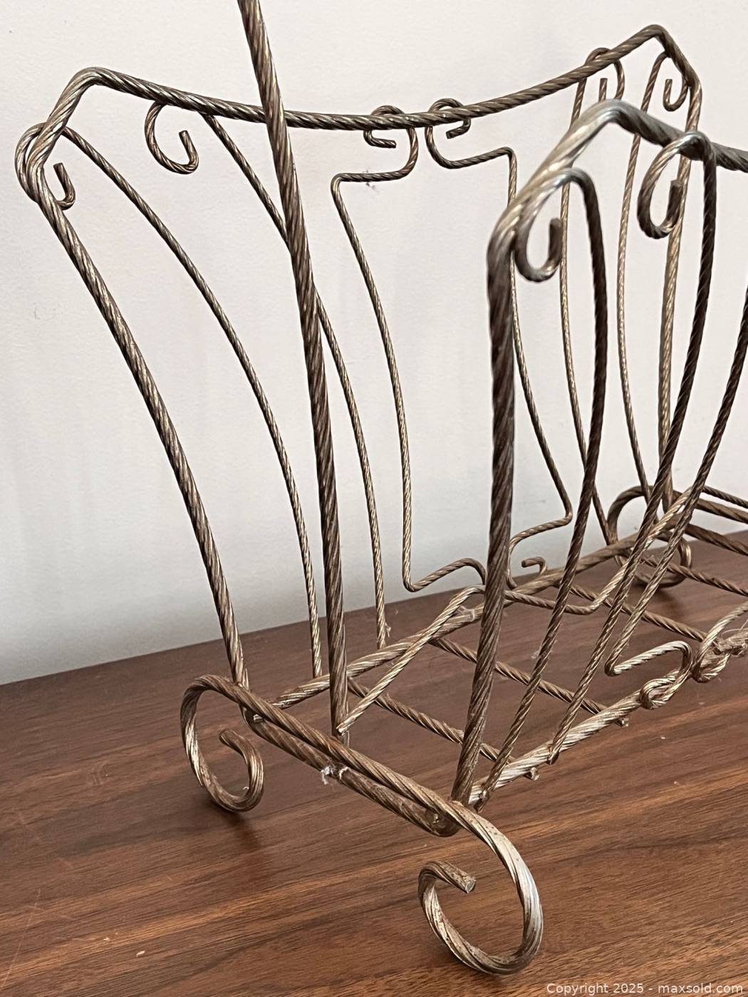 Vintage gold-tone wire magazine rack | Maxsold